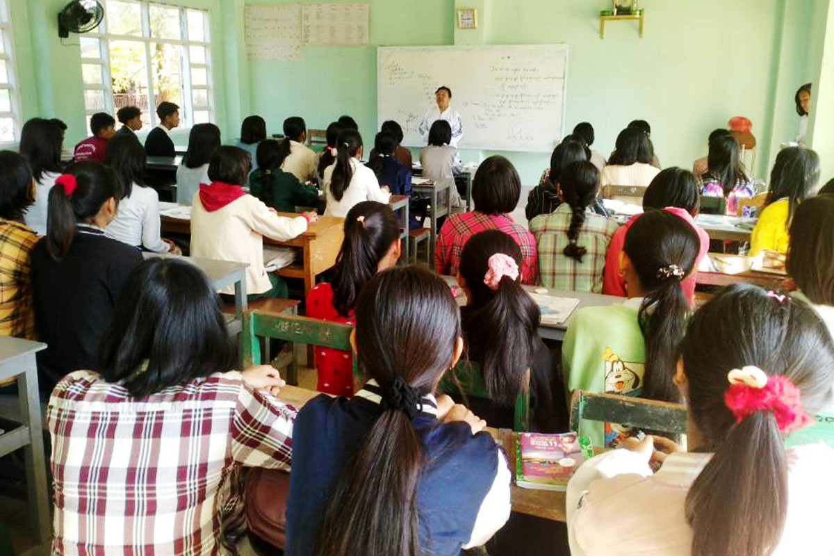 ၇၇ နှစ်မြောက် လွတ်လပ်ရေးနေ့အထိမ်းအမှတ် ထုတ်ဝေသည့် သတင်းစကားလက်ကမ်းစာစောင်များ ဖြန့်ဝေ